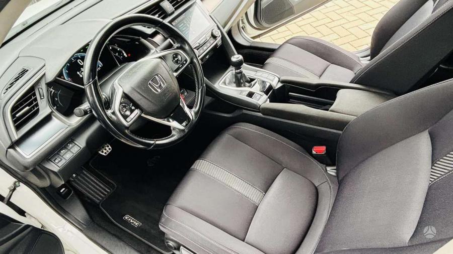 White Honda Civic 2018 in Vilnius, with an engine capacity of 1.50 L and mileage of 161 thousand km for 13900 €, photo 7 on AUTOMOTO.COM.LV