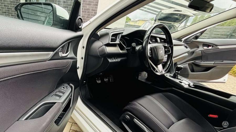 White Honda Civic 2018 in Vilnius, with an engine capacity of 1.50 L and mileage of 161 thousand km for 13900 €, photo 8 on AUTOMOTO.COM.LV