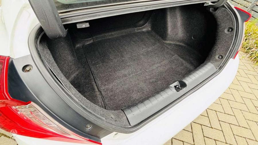 White Honda Civic 2018 in Vilnius, with an engine capacity of 1.50 L and mileage of 161 thousand km for 13900 €, photo 12 on AUTOMOTO.COM.LV
