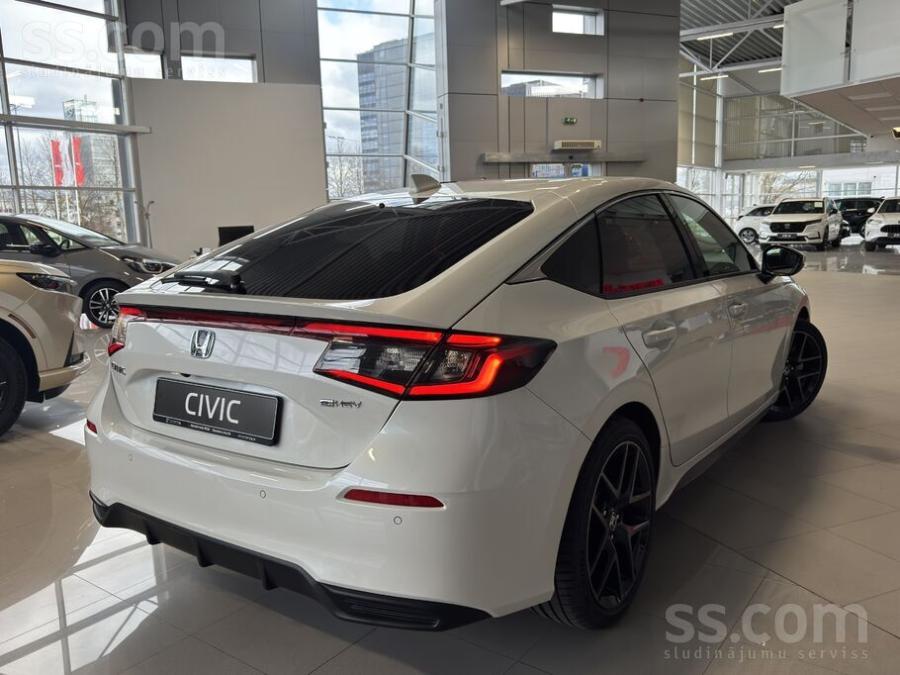 Balts Honda Civic 2024 Rīga, ar dzinēja tilpumu 2.00 L un nobraukumu 2 tūkst. km par 34790 €, foto 5 vietnē AUTOMOTO.COM.LV
