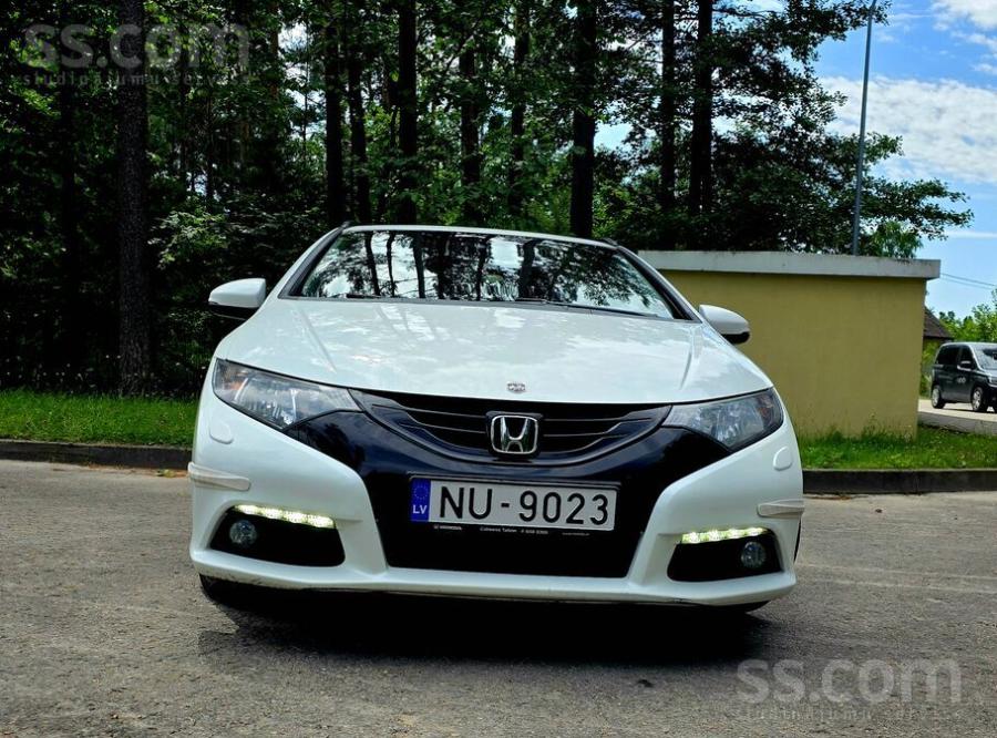 White Honda Civic 2014 in Jurmala, with an engine capacity of 1.80 L and mileage of 260 thousand km for 8050 €, photo 4 on AUTOMOTO.COM.LV