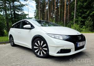 White Honda Civic 2014 in Jurmala, with an engine capacity of 1.80 L and mileage of 260 thousand km for 8050 €, photo 5 on AUTOMOTO.COM.LV