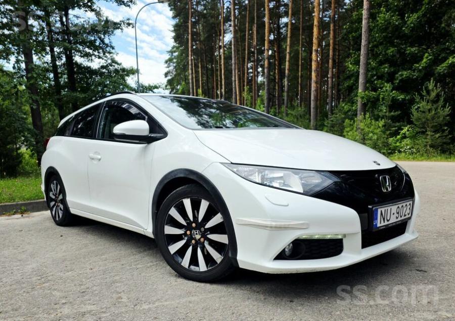 White Honda Civic 2014 in Jurmala, with an engine capacity of 1.80 L and mileage of 260 thousand km for 8050 €, photo 5 on AUTOMOTO.COM.LV