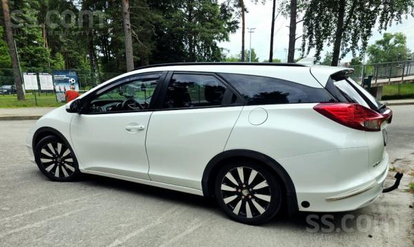 White Honda Civic 2014 in Jurmala, with an engine capacity of 1.80 L and mileage of 260 thousand km for 8050 €, photo 6 on AUTOMOTO.COM.LV