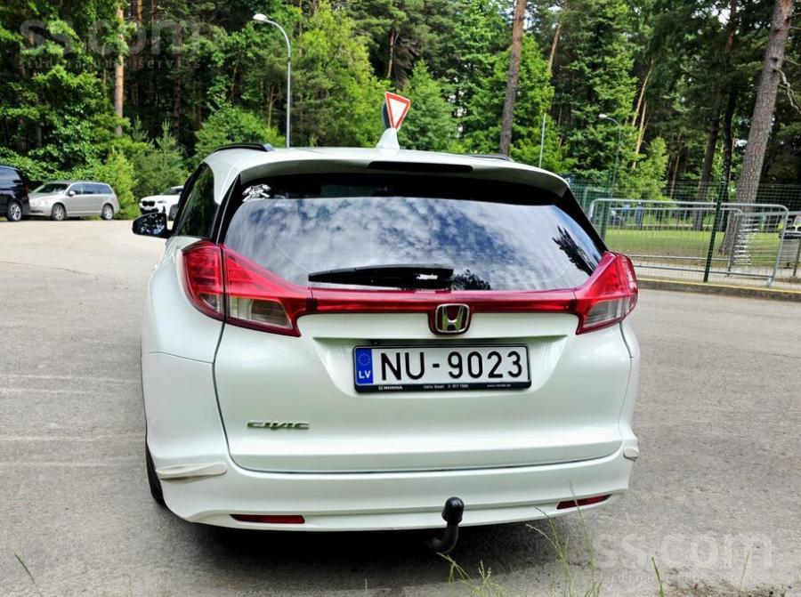 White Honda Civic 2014 in Jurmala, with an engine capacity of 1.80 L and mileage of 260 thousand km for 8050 €, photo 8 on AUTOMOTO.COM.LV