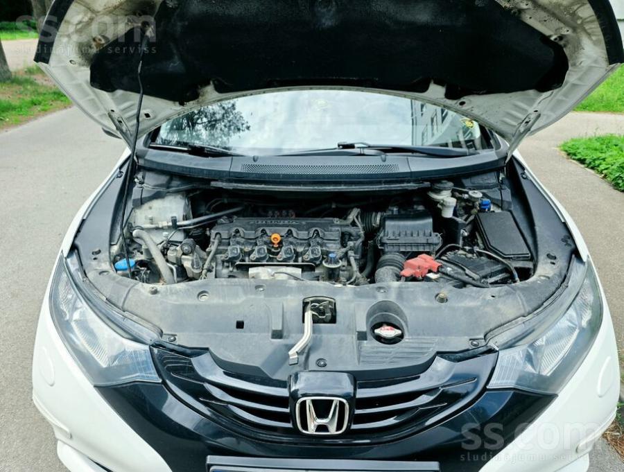 White Honda Civic 2014 in Jurmala, with an engine capacity of 1.80 L and mileage of 260 thousand km for 8050 €, photo 9 on AUTOMOTO.COM.LV