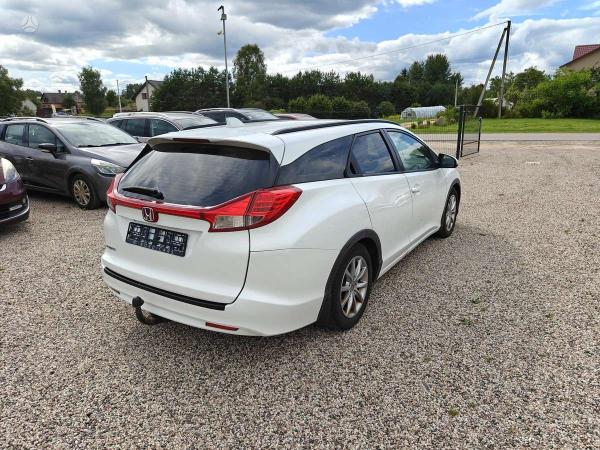White Honda Civic 2014 in Vilnius, with an engine capacity of 1.60 L and mileage of 480 thousand km for 2900 €, photo 4 on AUTOMOTO.COM.LV