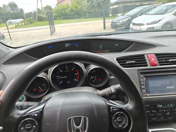 White Honda Civic 2014 in Vilnius, with an engine capacity of 1.60 L and mileage of 480 thousand km for 2900 €, photo 10 on AUTOMOTO.COM.LV