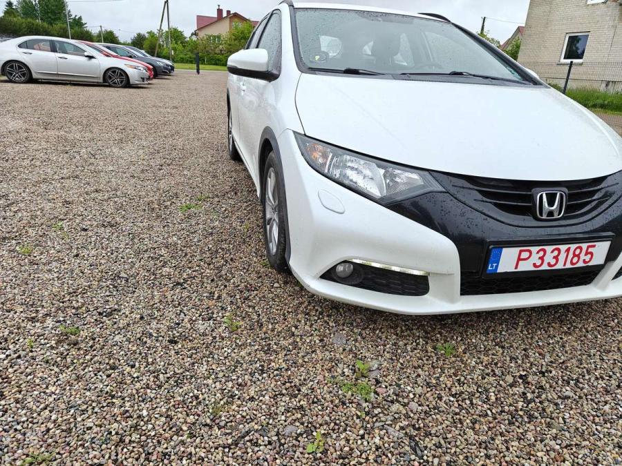 White Honda Civic 2014 in Vilnius, with an engine capacity of 1.60 L and mileage of 420 thousand km for 3350 €, photo 3 on AUTOMOTO.COM.LV