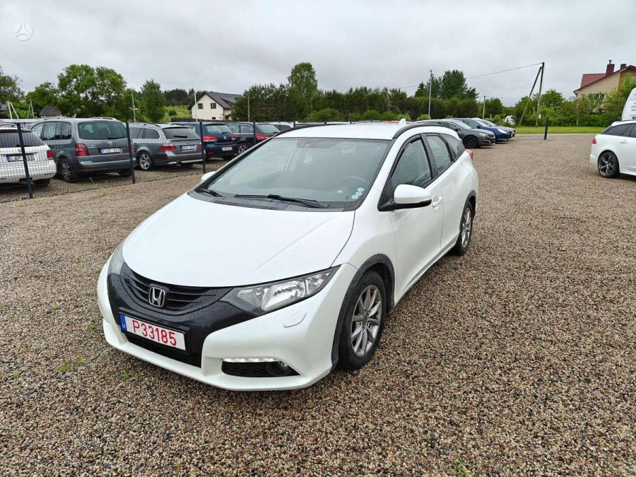 White Honda Civic 2014 in Vilnius, with an engine capacity of 1.60 L and mileage of 420 thousand km for 3350 €, photo 4 on AUTOMOTO.COM.LV