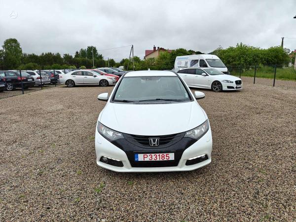 White Honda Civic 2014 in Vilnius, with an engine capacity of 1.60 L and mileage of 420 thousand km for 3350 €, photo 4 on AUTOMOTO.COM.LV
