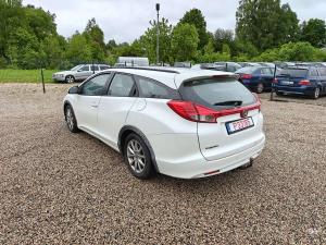 White Honda Civic 2014 in Vilnius, with an engine capacity of 1.60 L and mileage of 420 thousand km for 3350 €, photo 6 on AUTOMOTO.COM.LV