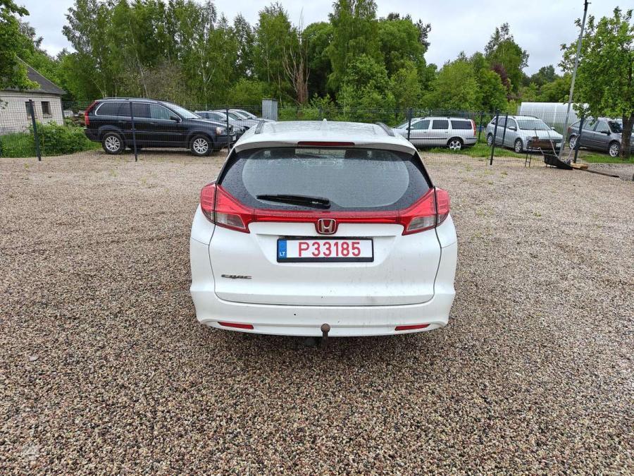 White Honda Civic 2014 in Vilnius, with an engine capacity of 1.60 L and mileage of 420 thousand km for 3350 €, photo 7 on AUTOMOTO.COM.LV