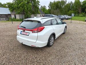 White Honda Civic 2014 in Vilnius, with an engine capacity of 1.60 L and mileage of 420 thousand km for 3350 €, photo 8 on AUTOMOTO.COM.LV