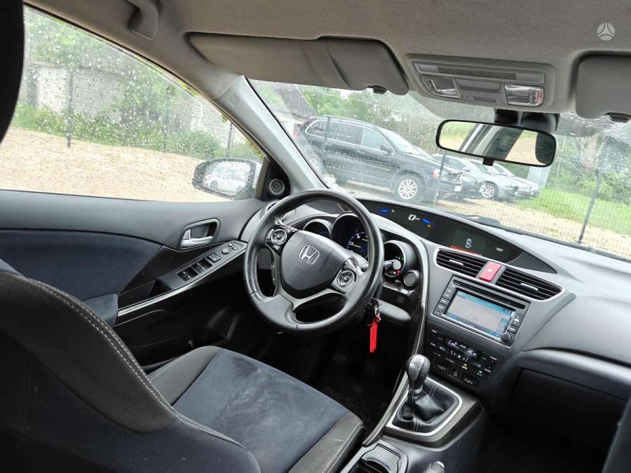 White Honda Civic 2014 in Vilnius, with an engine capacity of 1.60 L and mileage of 420 thousand km for 3350 €, photo 19 on AUTOMOTO.COM.LV