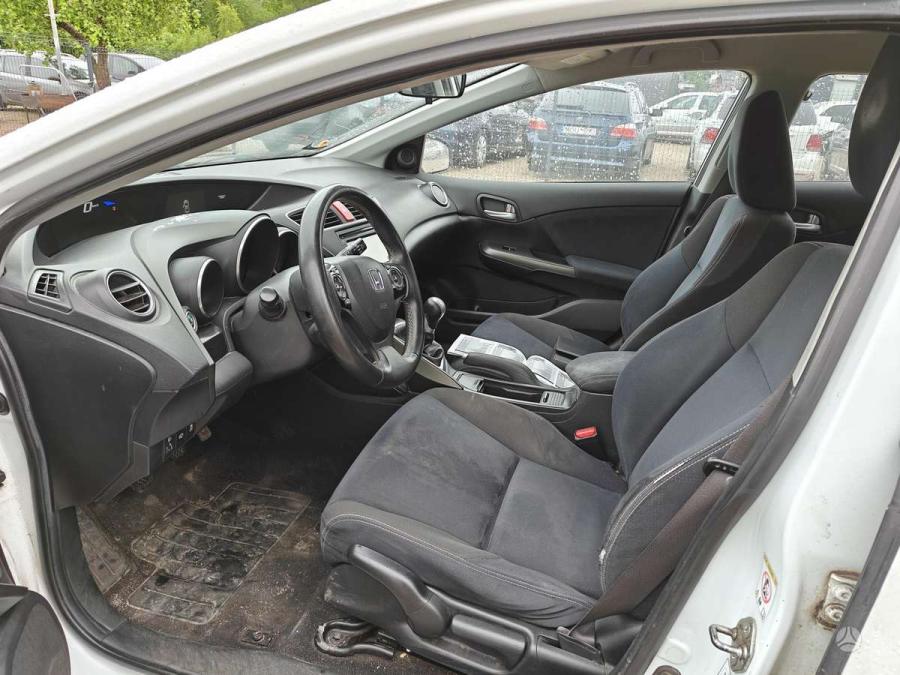 White Honda Civic 2014 in Vilnius, with an engine capacity of 1.60 L and mileage of 420 thousand km for 3350 €, photo 20 on AUTOMOTO.COM.LV
