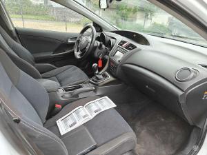 White Honda Civic 2014 in Vilnius, with an engine capacity of 1.60 L and mileage of 420 thousand km for 3350 €, photo 21 on AUTOMOTO.COM.LV