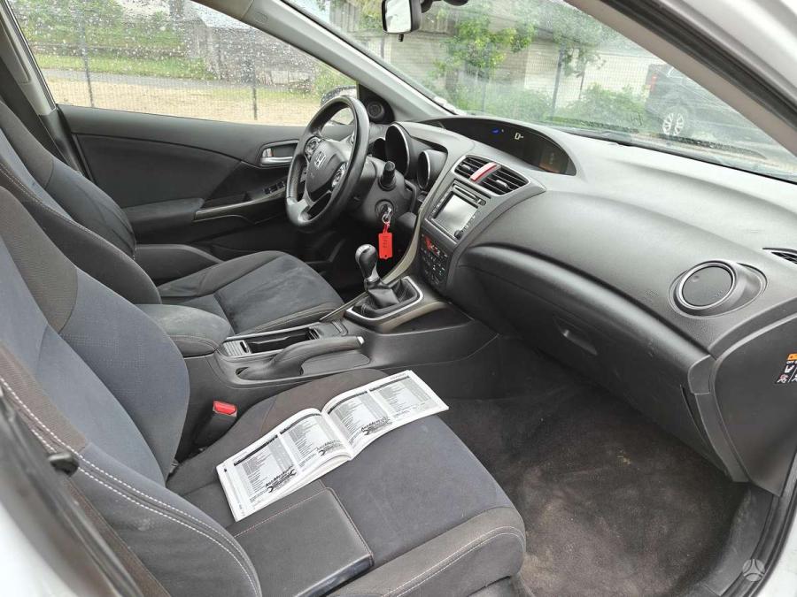 White Honda Civic 2014 in Vilnius, with an engine capacity of 1.60 L and mileage of 420 thousand km for 3350 €, photo 21 on AUTOMOTO.COM.LV