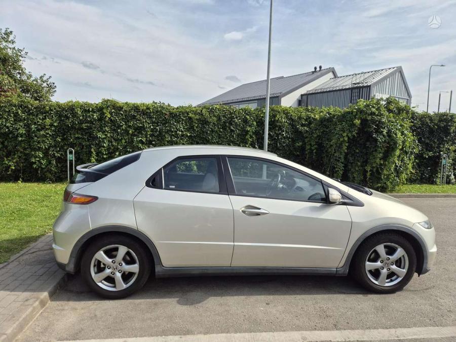 Yellow Honda Civic 2006 in Vilnius, with an engine capacity of 1.34 L and mileage of 245 thousand km for 2500 €, photo 5 on AUTOMOTO.COM.LV