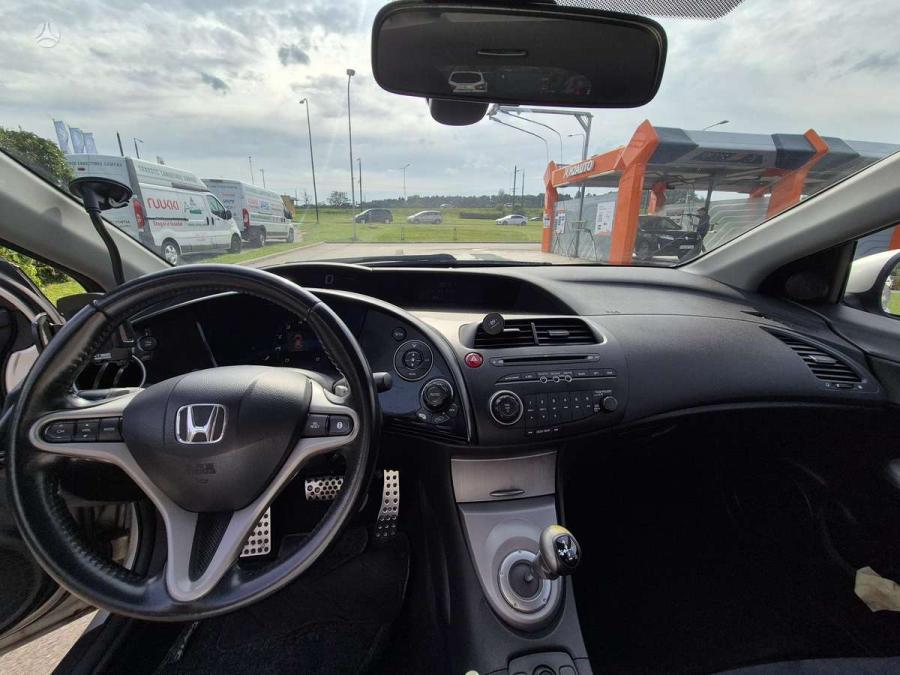 Yellow Honda Civic 2006 in Vilnius, with an engine capacity of 1.34 L and mileage of 245 thousand km for 2500 €, photo 6 on AUTOMOTO.COM.LV