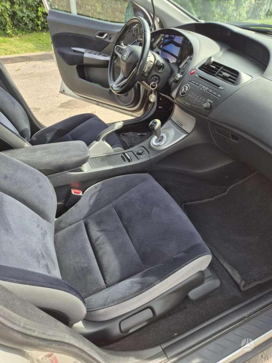 Yellow Honda Civic 2006 in Vilnius, with an engine capacity of 1.34 L and mileage of 245 thousand km for 2500 €, photo 8 on AUTOMOTO.COM.LV