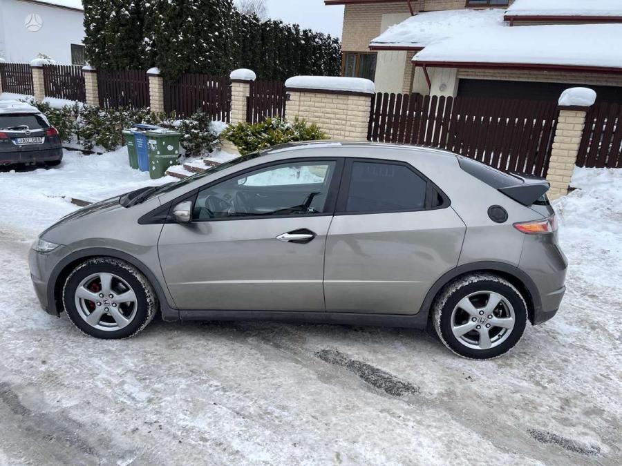 Yellow Honda Civic 2010 in Vilnius, with an engine capacity of 1.80 L and mileage of 200 thousand km for 2850 €, photo 3 on AUTOMOTO.COM.LV