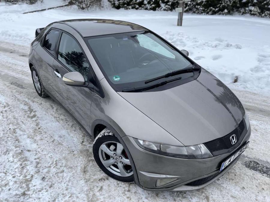 Yellow Honda Civic 2010 in Vilnius, with an engine capacity of 1.80 L and mileage of 200 thousand km for 2850 €, photo 8 on AUTOMOTO.COM.LV