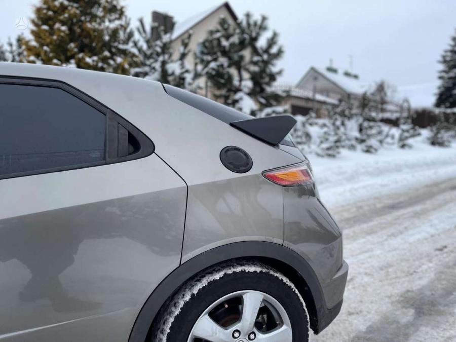 Yellow Honda Civic 2010 in Vilnius, with an engine capacity of 1.80 L and mileage of 200 thousand km for 2850 €, photo 13 on AUTOMOTO.COM.LV