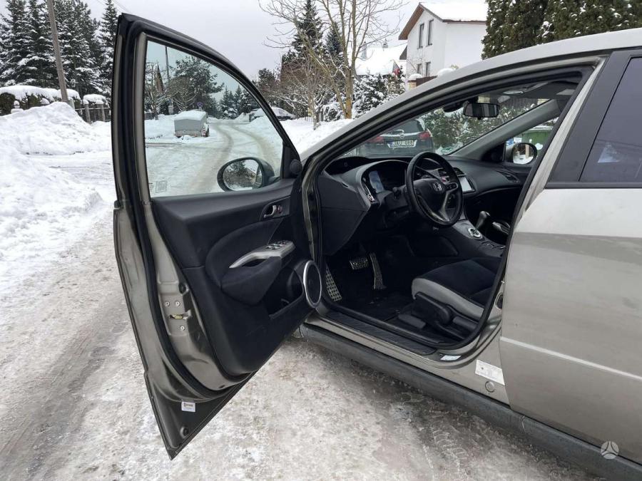 Yellow Honda Civic 2010 in Vilnius, with an engine capacity of 1.80 L and mileage of 200 thousand km for 2850 €, photo 17 on AUTOMOTO.COM.LV