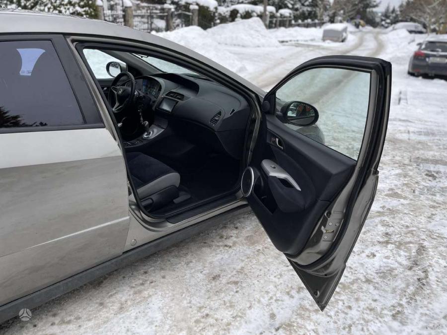 Yellow Honda Civic 2010 in Vilnius, with an engine capacity of 1.80 L and mileage of 200 thousand km for 2850 €, photo 23 on AUTOMOTO.COM.LV