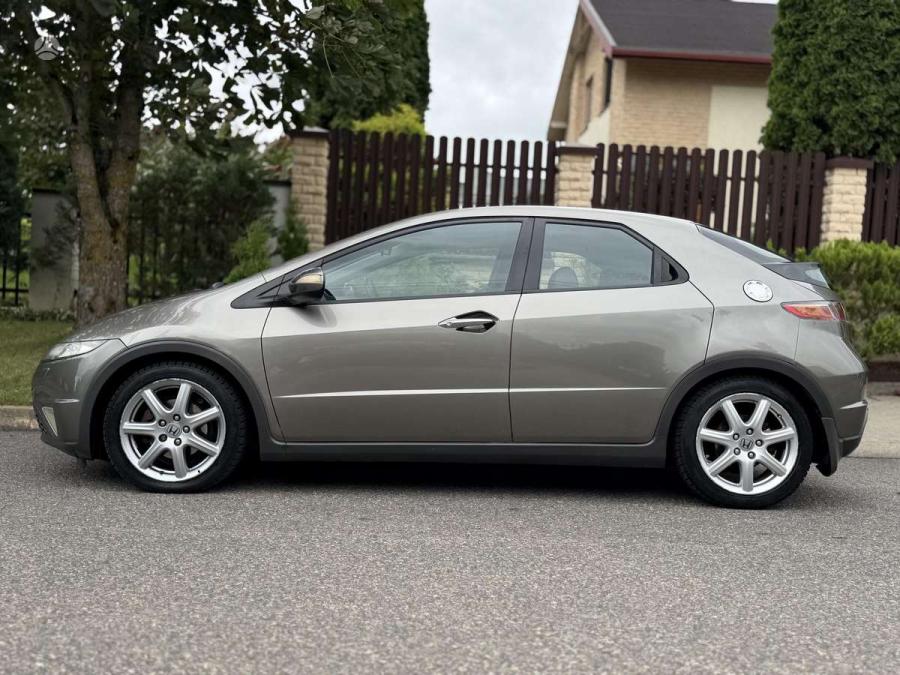 Dzeltens Honda Civic 2010 Viļņa, ar dzinēja tilpumu 1.80 L un nobraukumu 225 tūkst. km par 2950 €, foto 7 vietnē AUTOMOTO.COM.LV