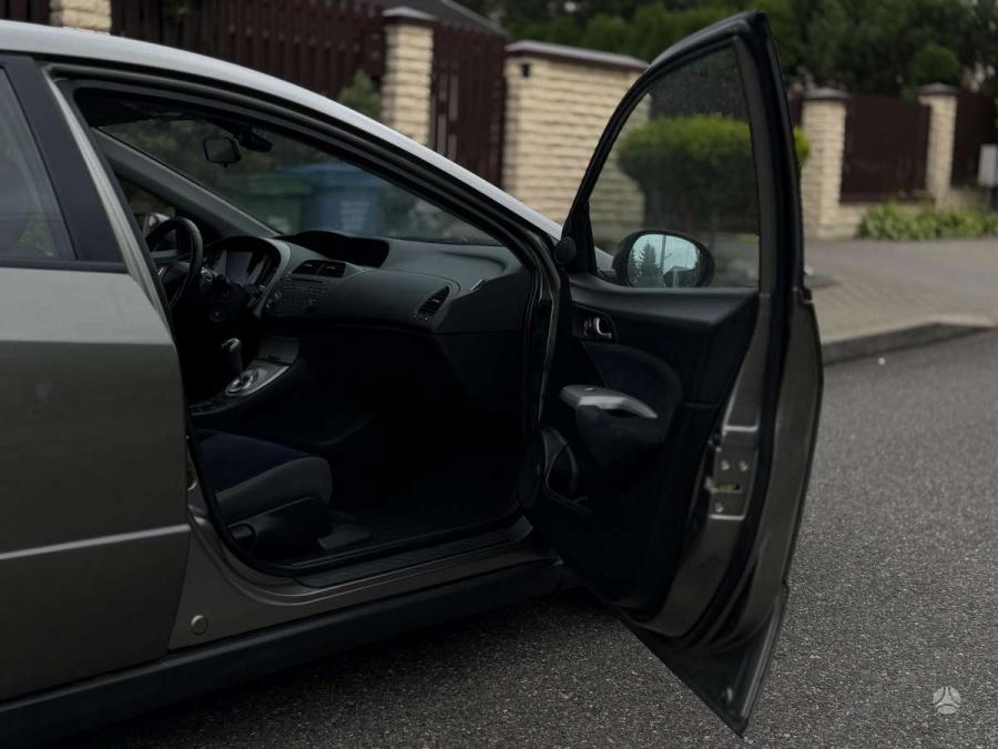 Dzeltens Honda Civic 2010 Viļņa, ar dzinēja tilpumu 1.80 L un nobraukumu 225 tūkst. km par 2950 €, foto 34 vietnē AUTOMOTO.COM.LV