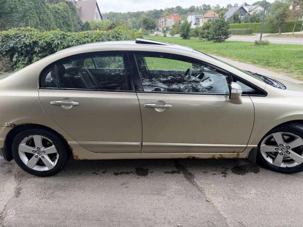 Yellow Honda Civic 2008 in Kaunas, with an engine capacity of 1.80 L and mileage of 353 thousand km for 1050 €, photo 6 on AUTOMOTO.COM.LV