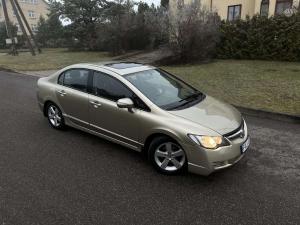 Yellow Honda Civic 2011 in Vilnius, with an engine capacity of 1.80 L and mileage of 230 thousand km for 1850 €, photo 2 on AUTOMOTO.COM.LV