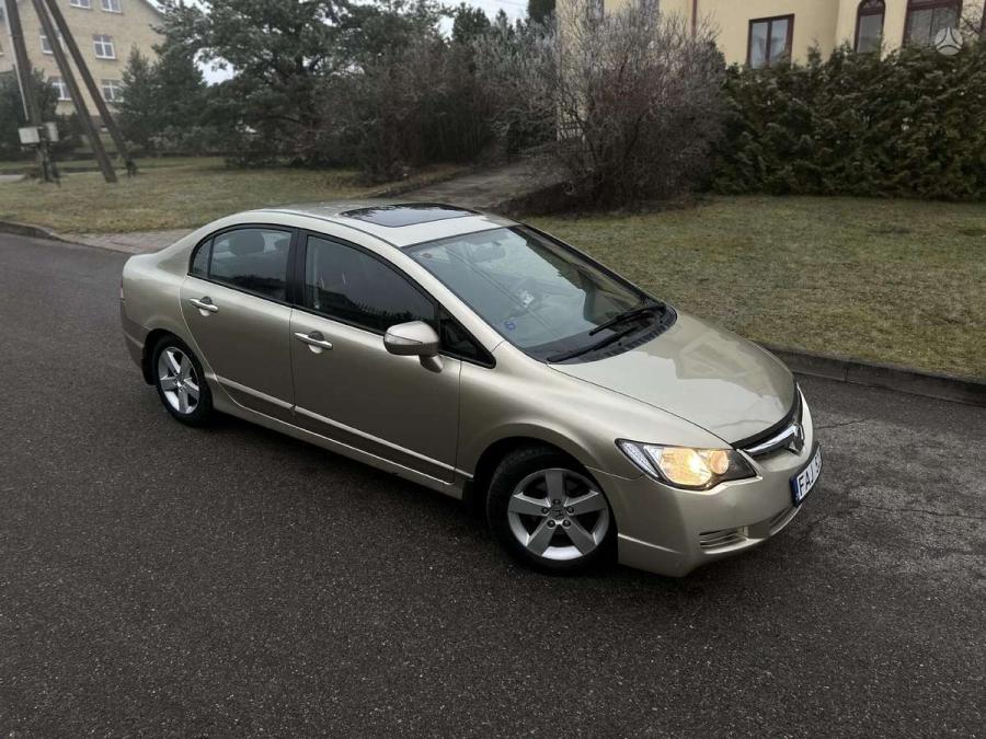 Yellow Honda Civic 2011 in Vilnius, with an engine capacity of 1.80 L and mileage of 230 thousand km for 1850 €, photo 2 on AUTOMOTO.COM.LV