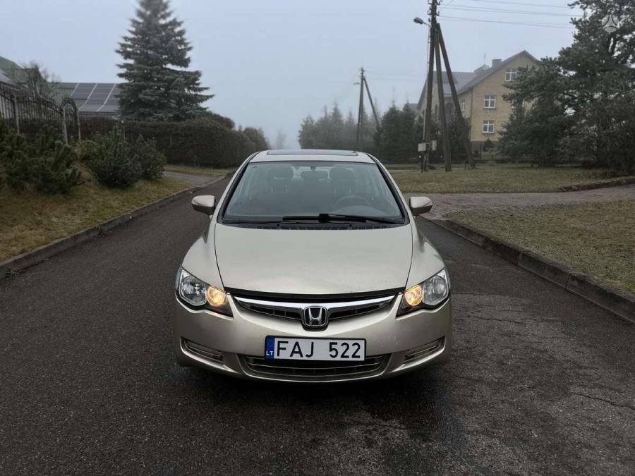 Yellow Honda Civic 2011 in Vilnius, with an engine capacity of 1.80 L and mileage of 230 thousand km for 1850 €, photo 4 on AUTOMOTO.COM.LV