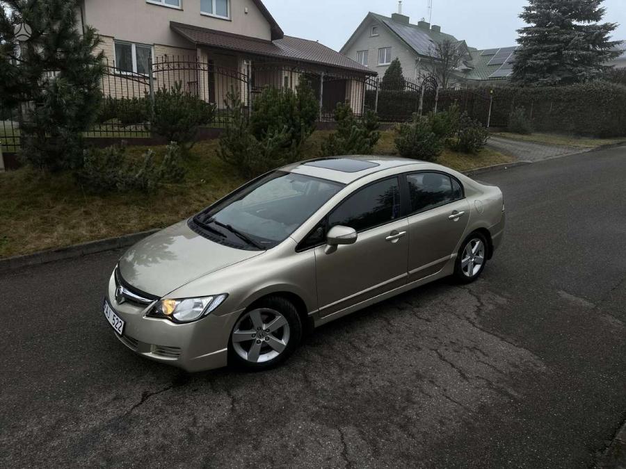 Yellow Honda Civic 2011 in Vilnius, with an engine capacity of 1.80 L and mileage of 230 thousand km for 1850 €, photo 5 on AUTOMOTO.COM.LV