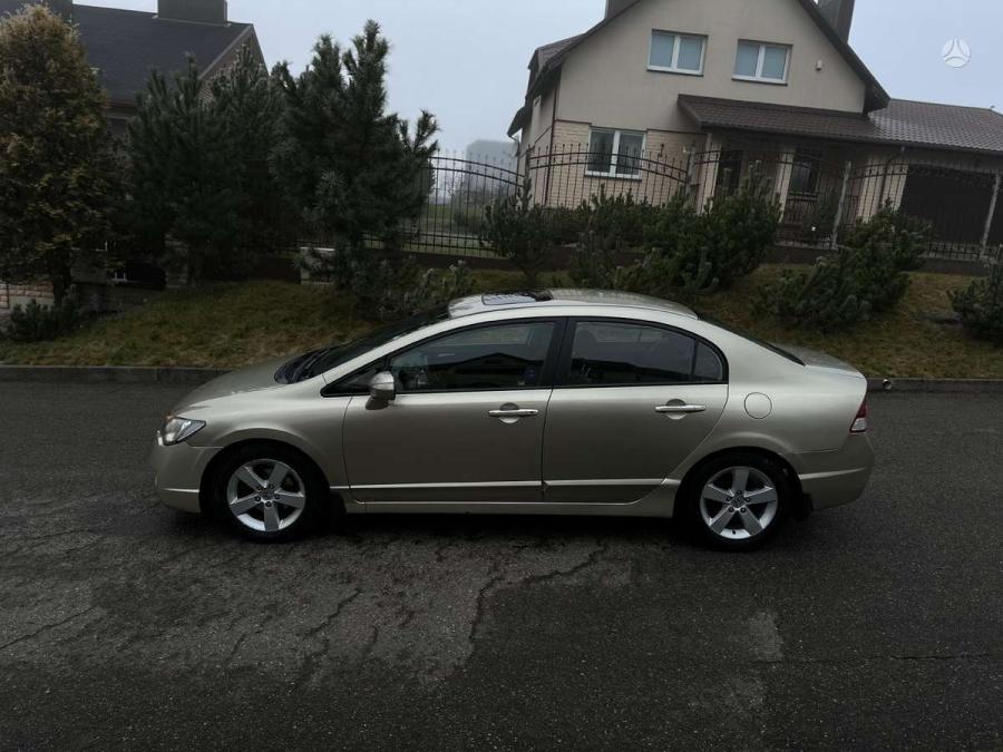 Yellow Honda Civic 2011 in Vilnius, with an engine capacity of 1.80 L and mileage of 230 thousand km for 1850 €, photo 6 on AUTOMOTO.COM.LV
