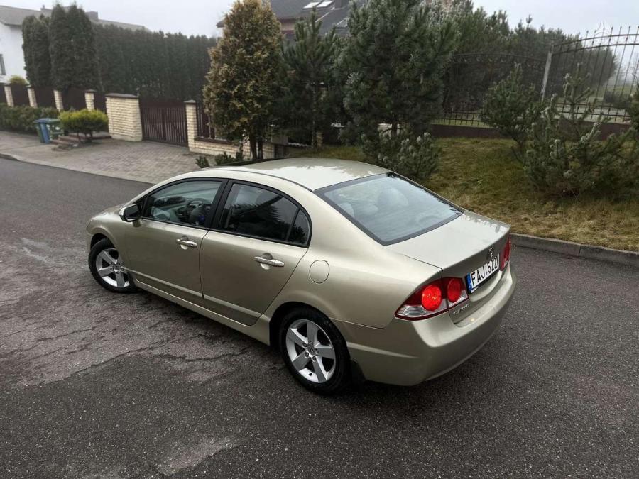 Yellow Honda Civic 2011 in Vilnius, with an engine capacity of 1.80 L and mileage of 230 thousand km for 1850 €, photo 7 on AUTOMOTO.COM.LV