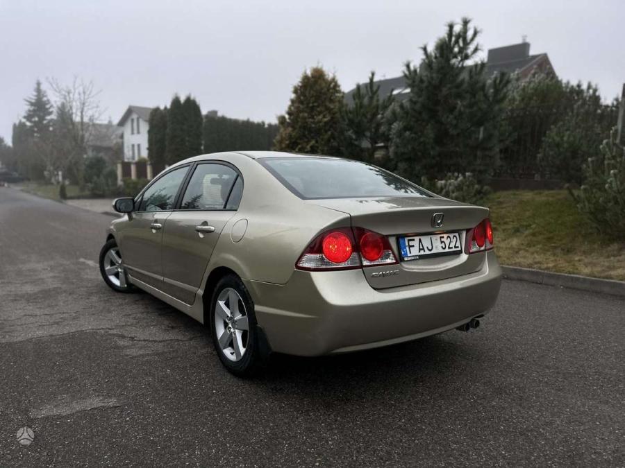 Yellow Honda Civic 2011 in Vilnius, with an engine capacity of 1.80 L and mileage of 230 thousand km for 1850 €, photo 8 on AUTOMOTO.COM.LV