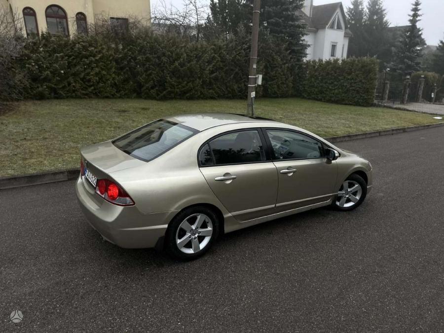 Yellow Honda Civic 2011 in Vilnius, with an engine capacity of 1.80 L and mileage of 230 thousand km for 1850 €, photo 12 on AUTOMOTO.COM.LV