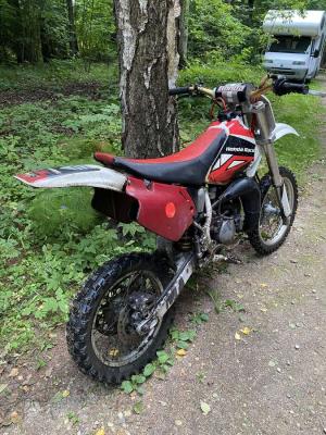 Red Honda CR 2002 in Vilnius, with an engine capacity of 85.00 L and mileage of 0 thousand km for 600 €, photo 4 on AUTOMOTO.COM.LV