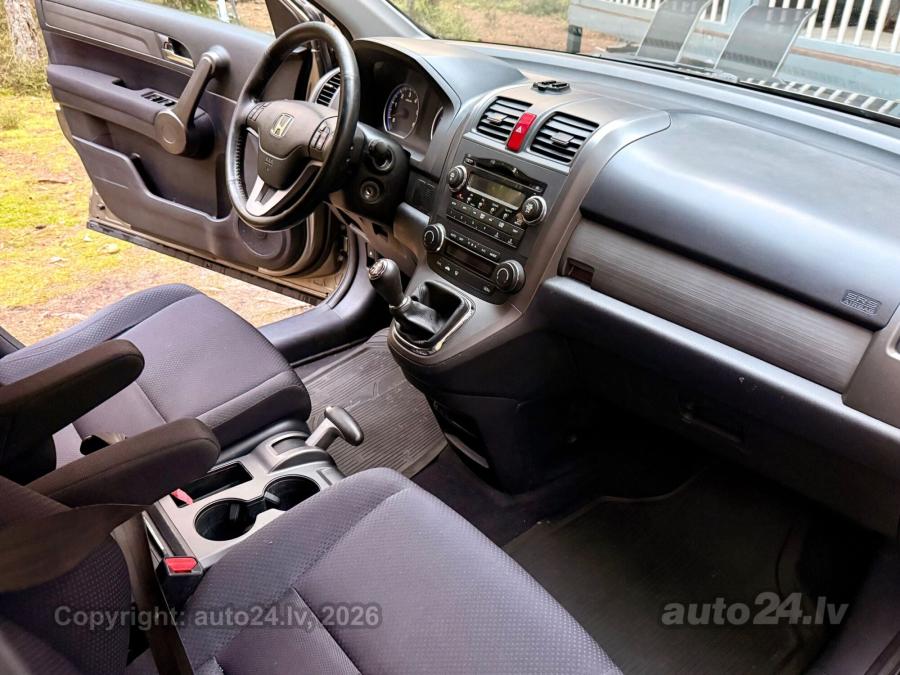 Smilšu krāsa Honda CR-V 2008 Tallina, ar dzinēja tilpumu 2.20 L un nobraukumu 276 tūkst. km par 5900 €, foto 16 vietnē AUTOMOTO.COM.LV