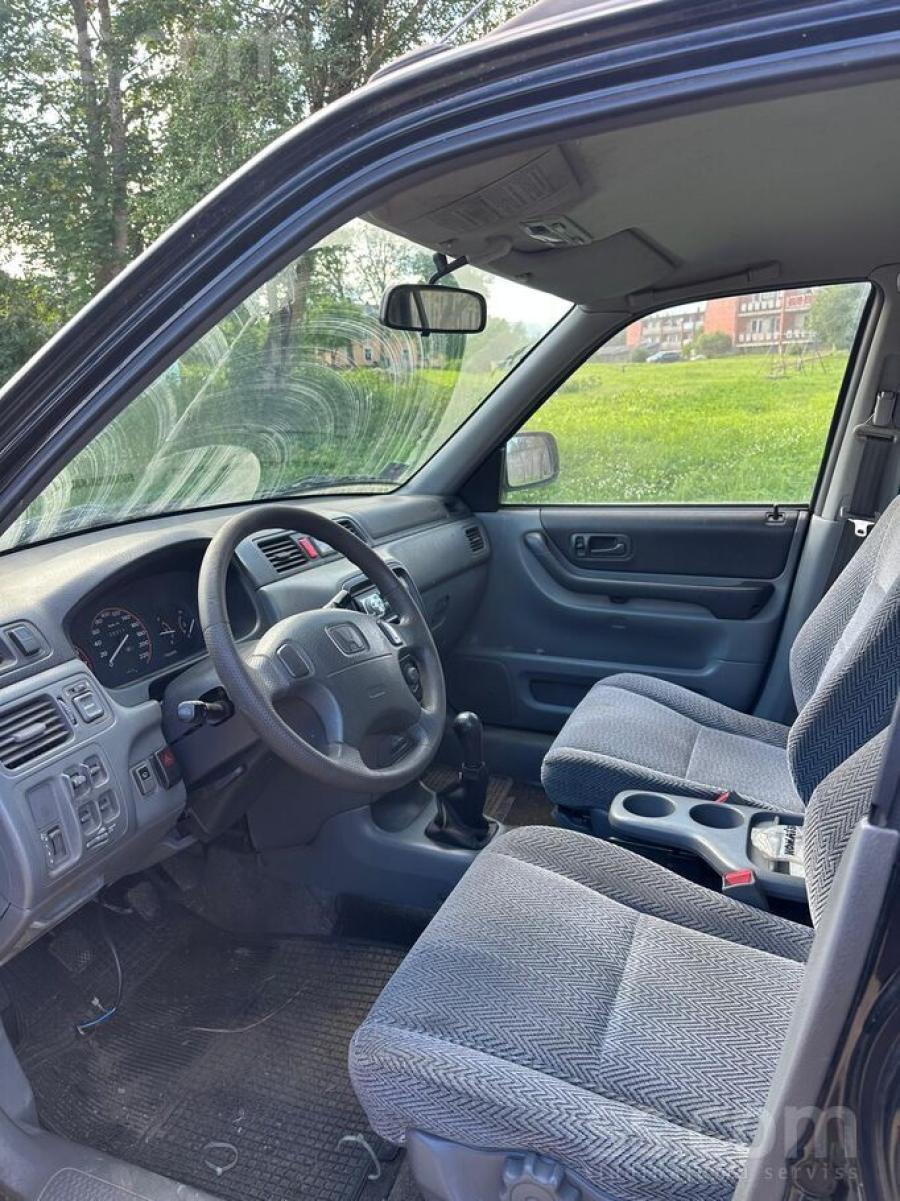Black Honda CR-V 1998 in Gulbene, with an engine capacity of 2.00 L and mileage of 228 thousand km for 650 €, photo 4 on AUTOMOTO.COM.LV
