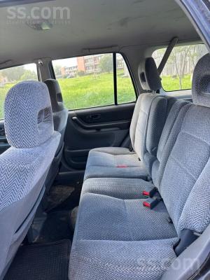 Black Honda CR-V 1998 in Gulbene, with an engine capacity of 2.00 L and mileage of 228 thousand km for 650 €, photo 5 on AUTOMOTO.COM.LV
