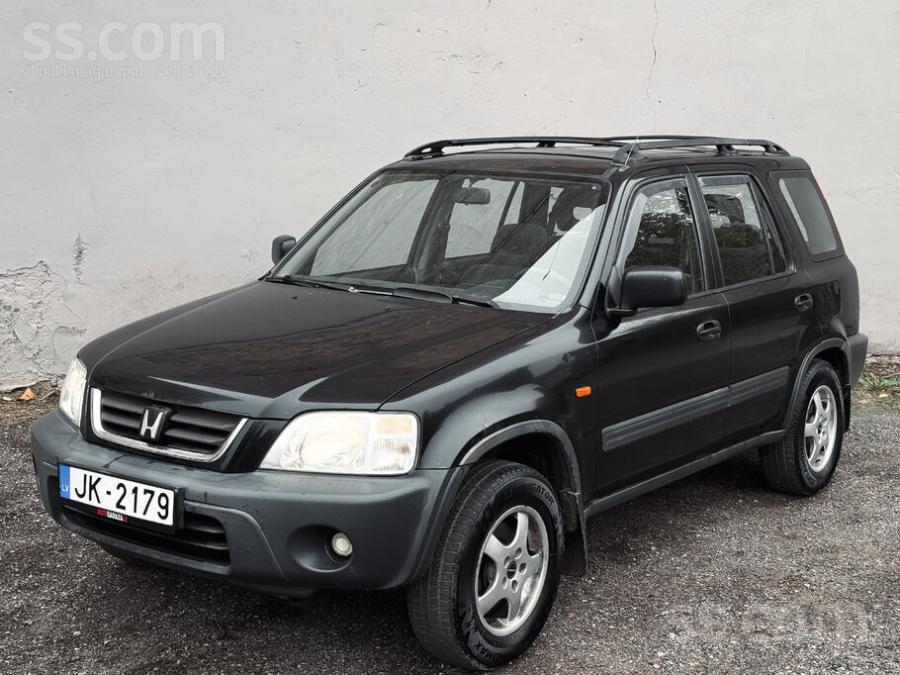 Black Honda CR-V 1999 in Riga, with an engine capacity of 2.00 L and mileage of 306 thousand km for 1350 €, photo 3 on AUTOMOTO.COM.LV