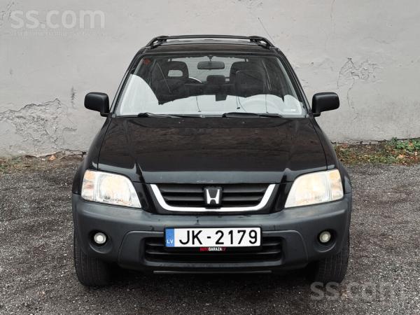 Black Honda CR-V 1999 in Riga, with an engine capacity of 2.00 L and mileage of 306 thousand km for 1350 €, photo 4 on AUTOMOTO.COM.LV