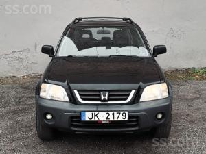 Black Honda CR-V 1999 in Riga, with an engine capacity of 2.00 L and mileage of 306 thousand km for 1350 €, photo 4 on AUTOMOTO.COM.LV