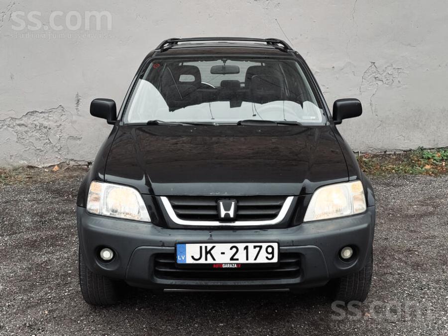 Black Honda CR-V 1999 in Riga, with an engine capacity of 2.00 L and mileage of 306 thousand km for 1350 €, photo 4 on AUTOMOTO.COM.LV