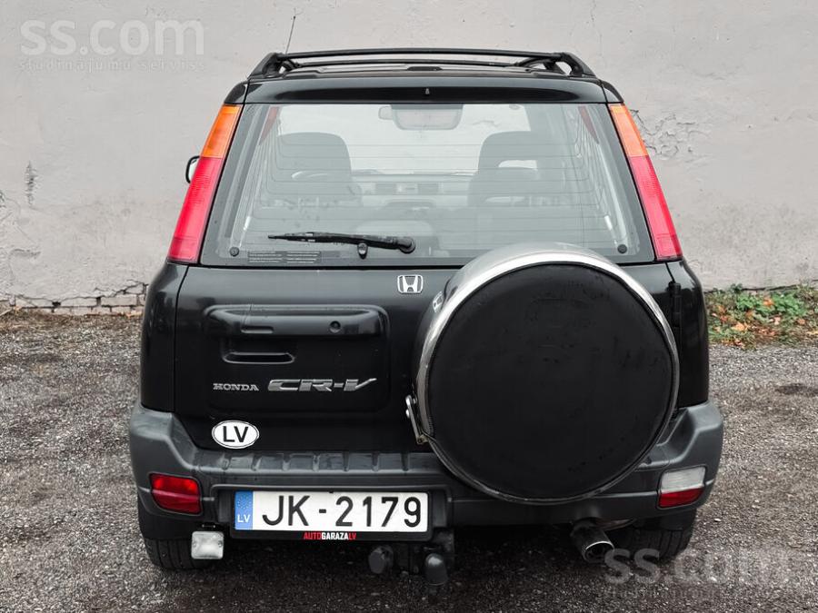Black Honda CR-V 1999 in Riga, with an engine capacity of 2.00 L and mileage of 306 thousand km for 1350 €, photo 5 on AUTOMOTO.COM.LV